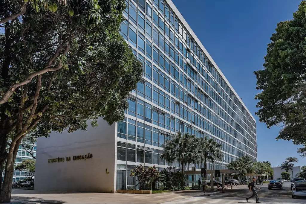 MEC apoia nova regra que pode reduzir exigência presencial para formar ...
